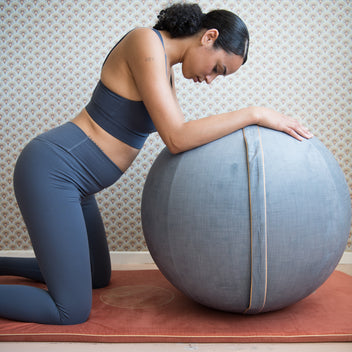 Stijlvolle Yogabal met Hoes van Stof 65 cm - van Alex – ByAlex